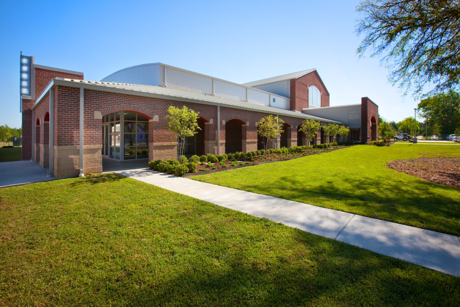 Zachary High School Gymnasium_ext05 - Holly & Smith Architects